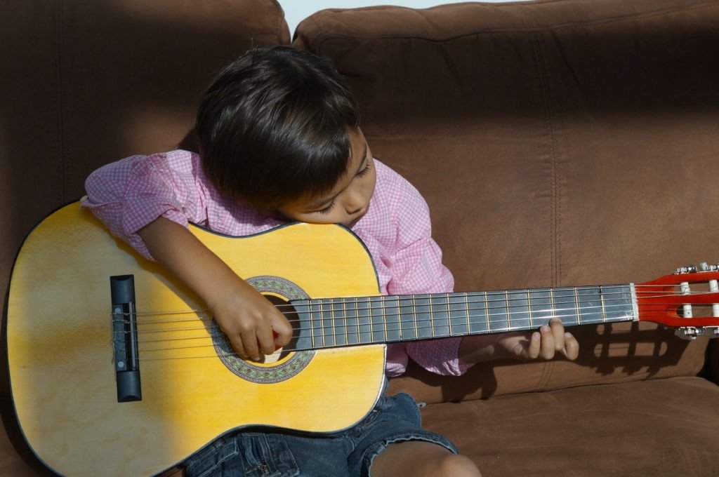 Kids Learn How To Play Guitar Lessons In 10 Steps Children In Homes